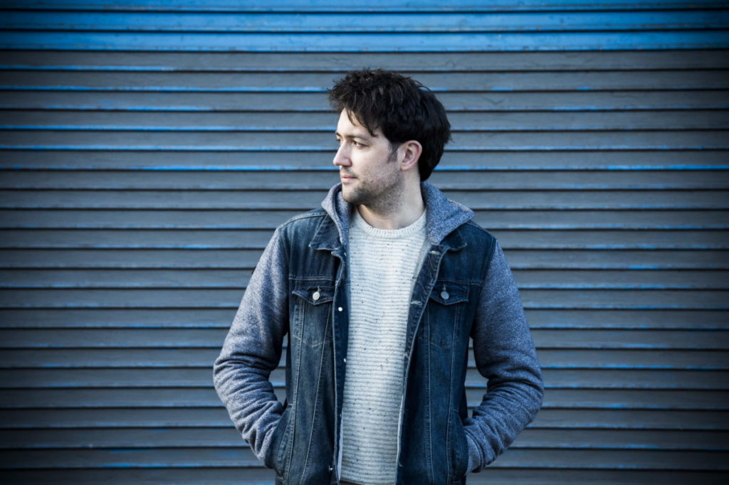 Chris Key mit Hanna Boos am Bass. – Oisin Kelly Gallery